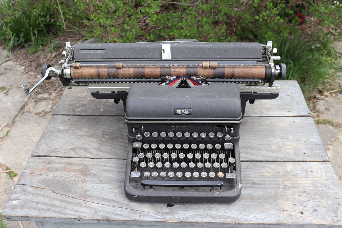 Vintage Royal Typewriter With Oversize(Large) Carriage – Ma Mère et Moi ...